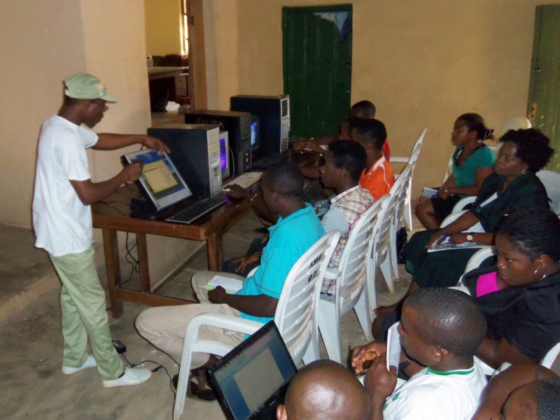 Computer Classes for Peace in Western Africa | Children of the Earth